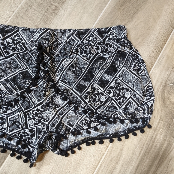 New Look | Shorts | New Look Black White Ole Shorts | Poshmark